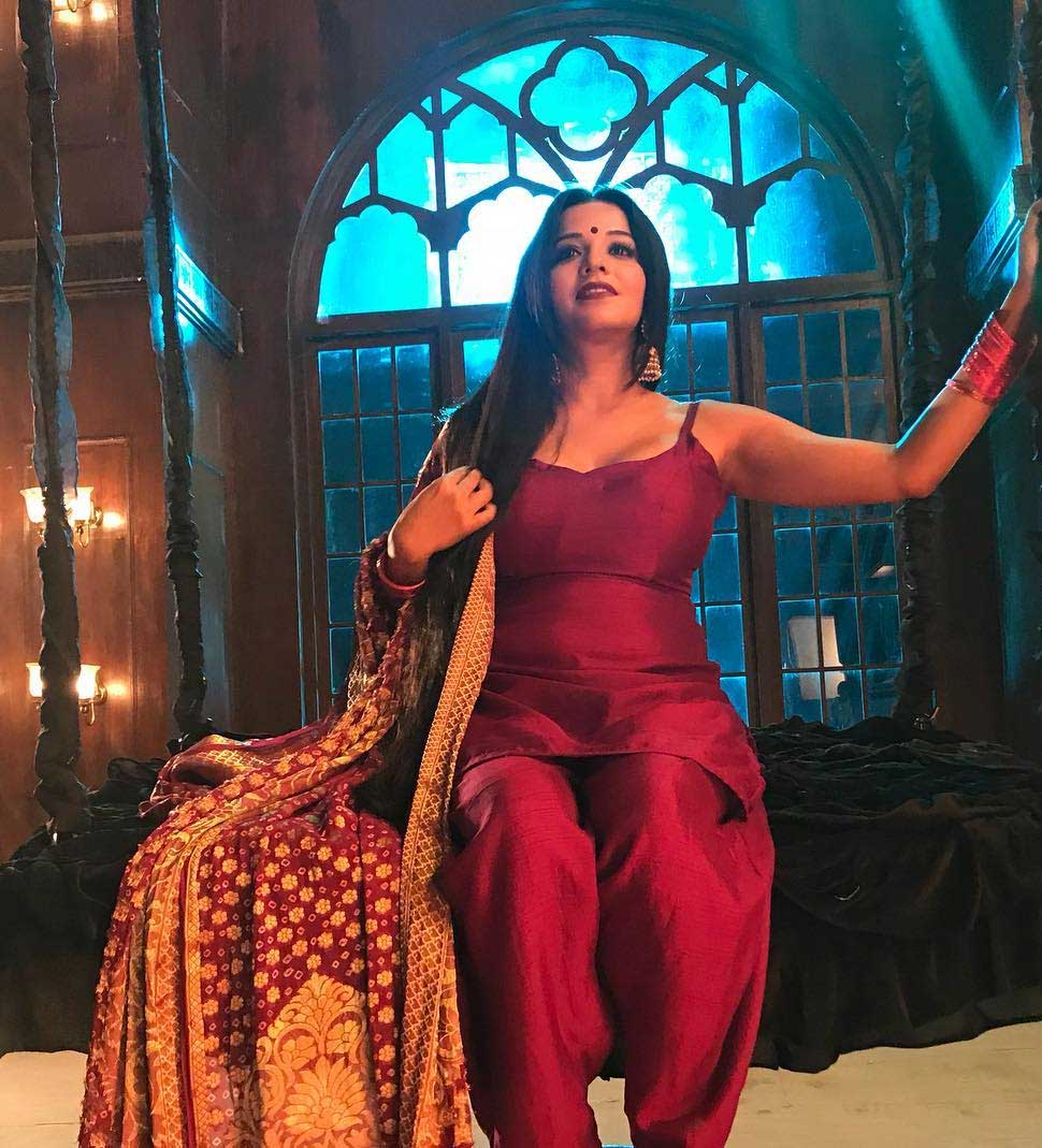 bhojpuri and TV serial Nazar Actress Monalisa Loves her 800 Dupattas ...