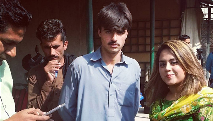 Blue-eyed Pakistani Chaywala become viral on social media, why? | नीली ...